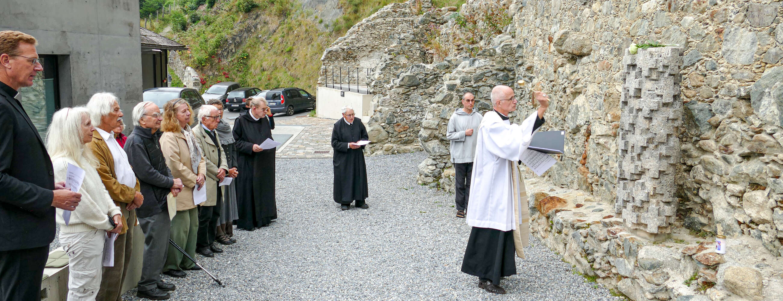 Gesellschaft - Gedenkstein erinnert an die Corona-Opfer - der Vinschger