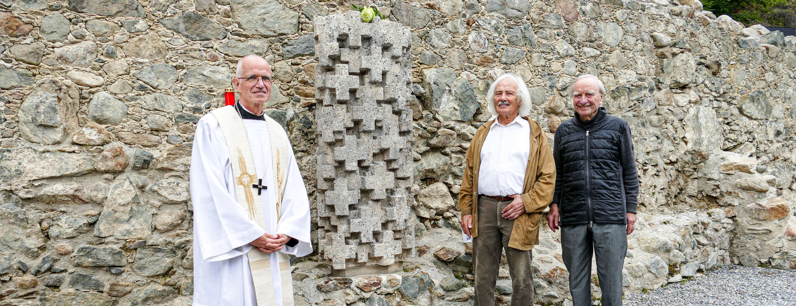 Gesellschaft - Gedenkstein erinnert an die Corona-Opfer - der Vinschger
