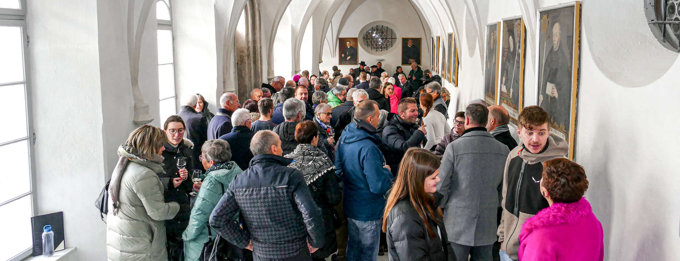 Gesellschaft - Neuer Abt in Amt und Würden - der Vinschger